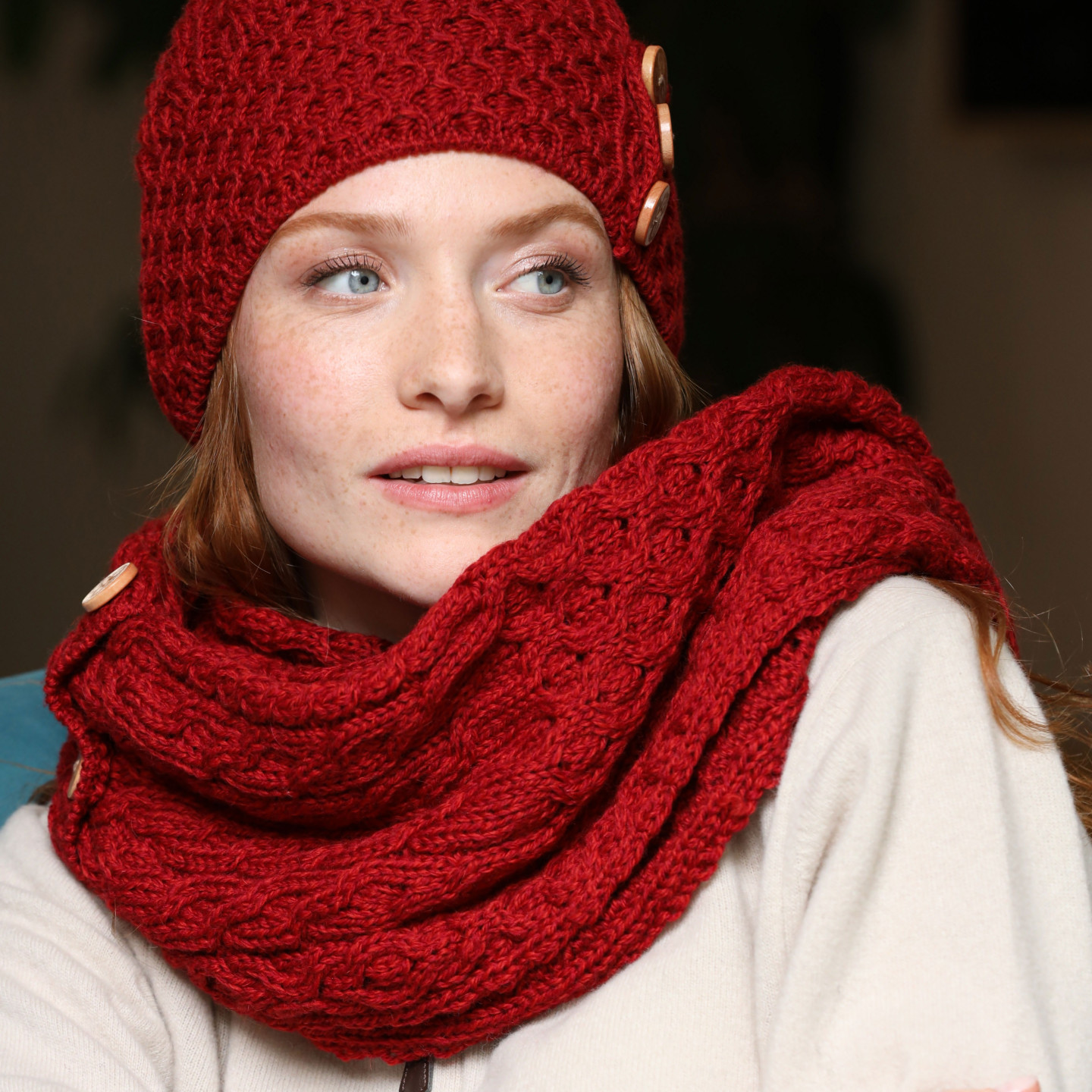Aran Woollen Mills Red Button Snood - Le Comptoir Irlandais
